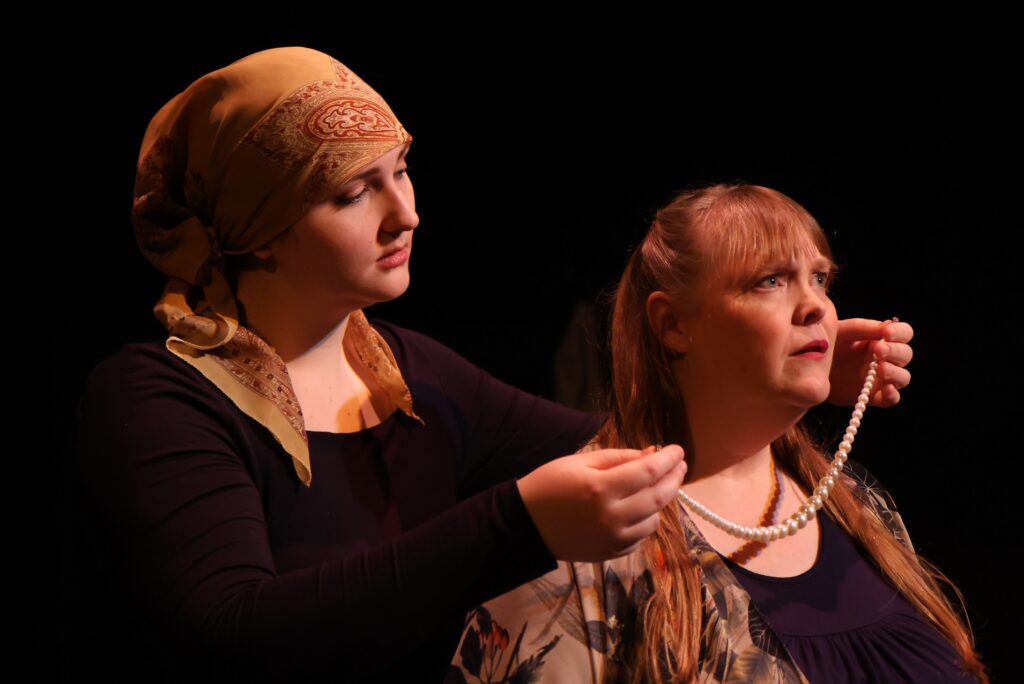 Talented cast shines in Alumnae Theatre’s “String of Pearls ...