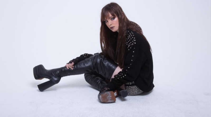 Lizzie Pawsey: The teen British singer-songwriter is on the rise ...