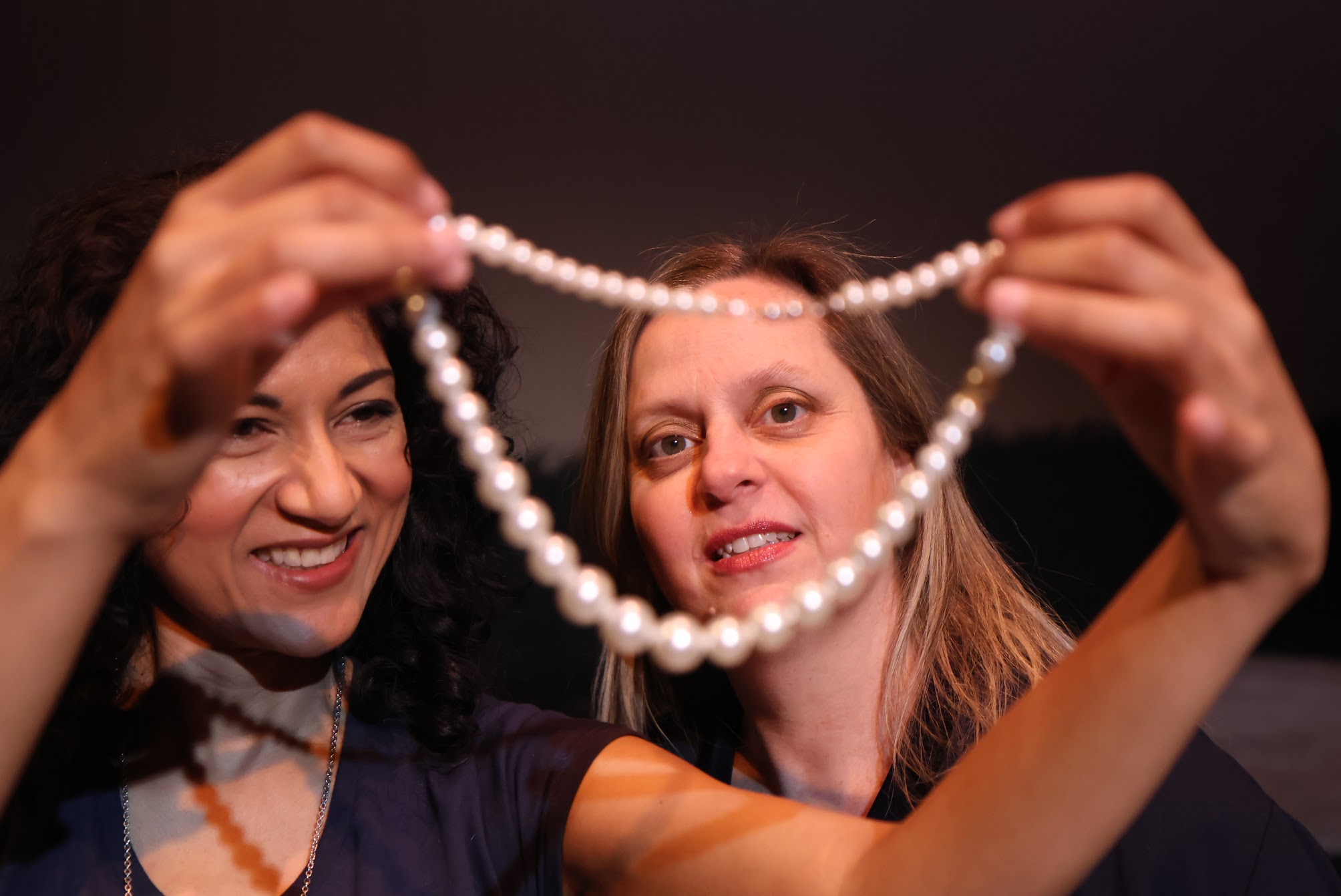 Talented cast shines in Alumnae Theatre's "String of Pearls" - Sesaya ...